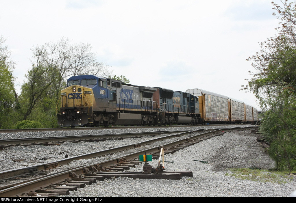 CSX 7881 and train Q217